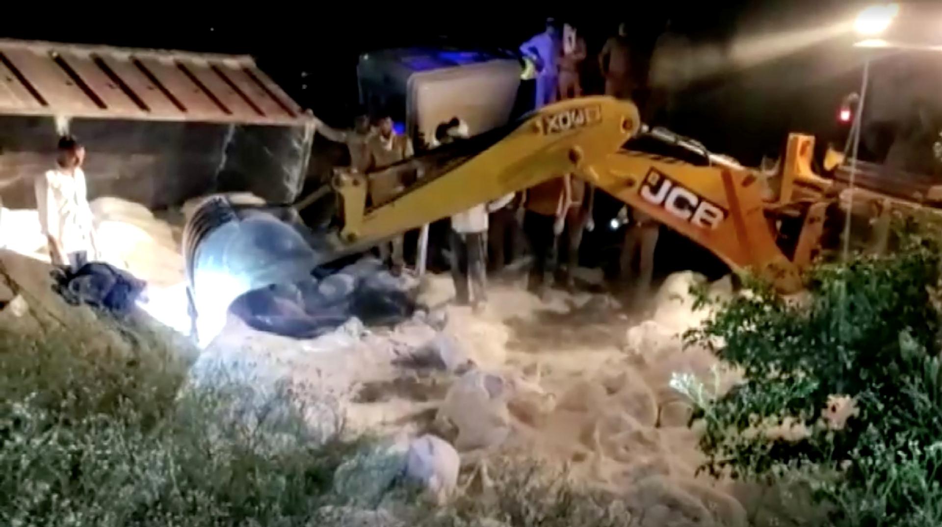 At least 24 migrant workers killed after road accident in India - CGTN