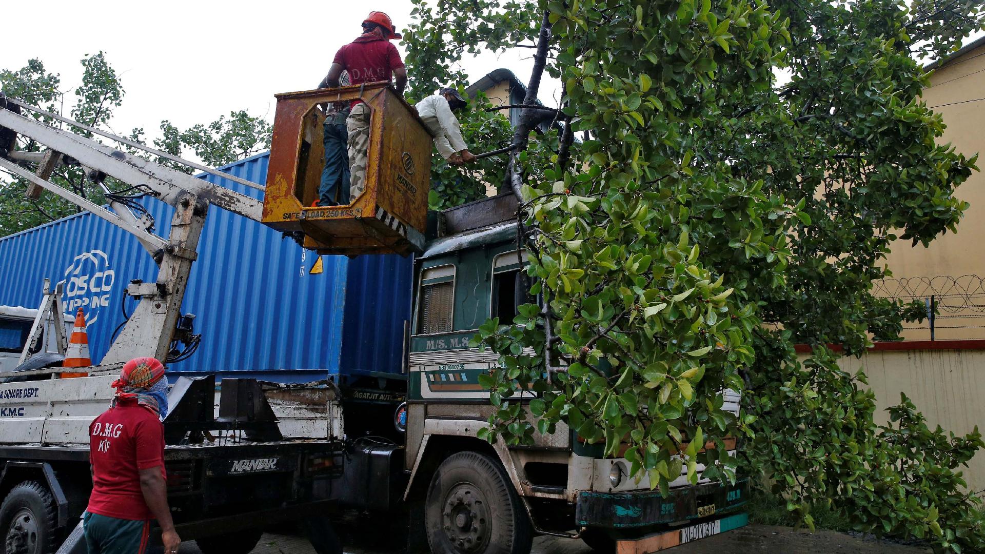 India evacuates thousands as Cyclone Amphan makes landfall - CGTN