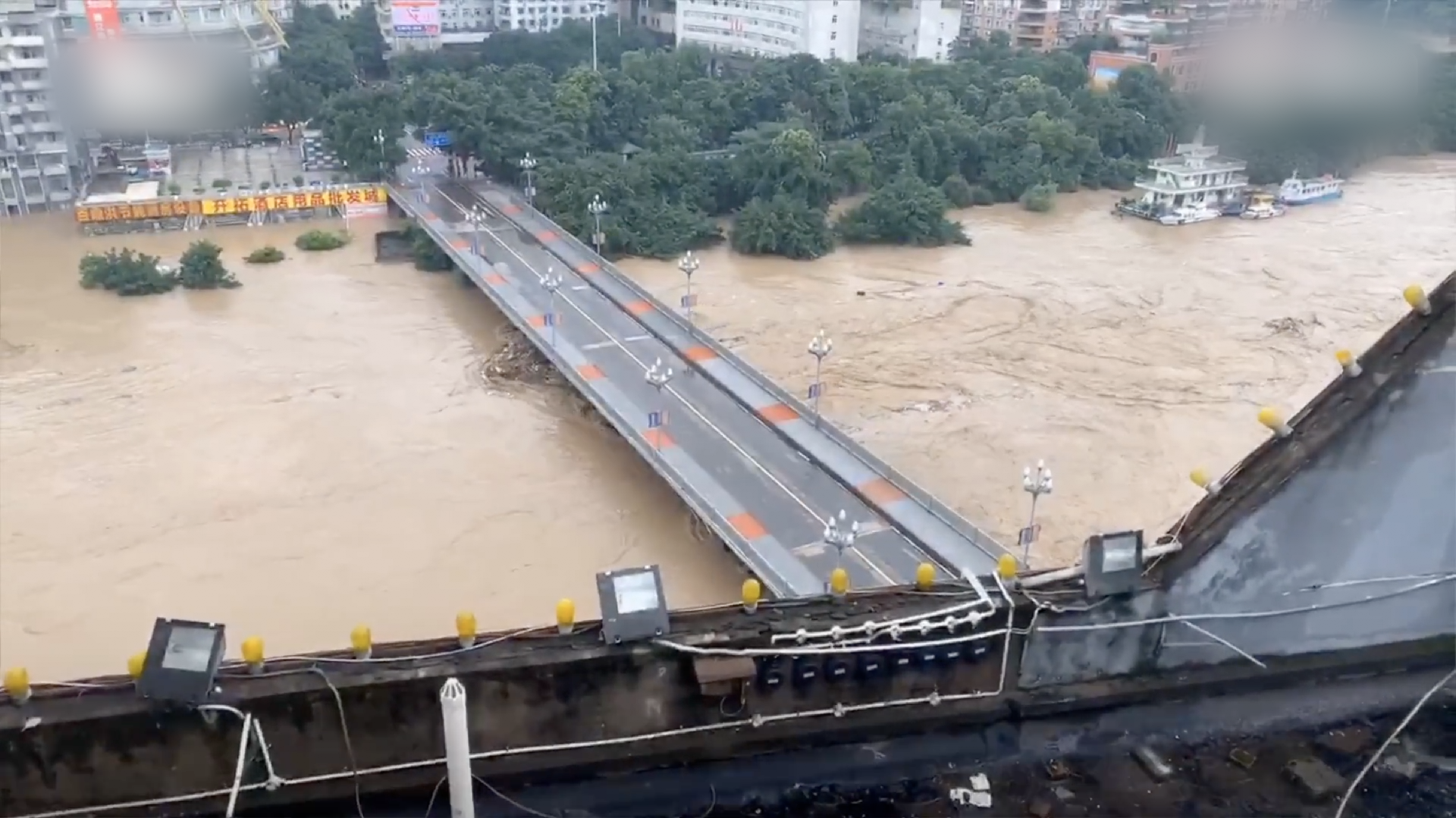 Red alert released after heavy rain triggers floods in Chongqing - CGTN