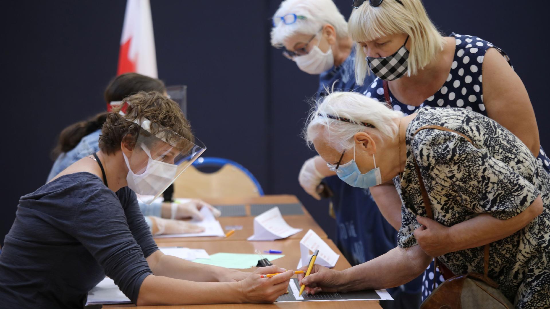 Poland begins voting in presidential election after COVID-19 delay - CGTN