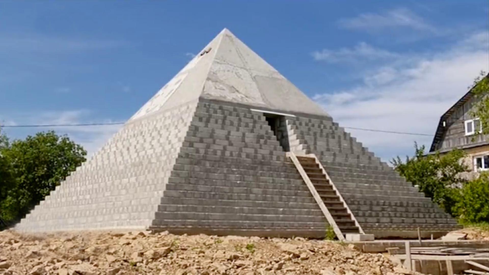 Russian couple recreates Great Pyramid of Giza - CGTN