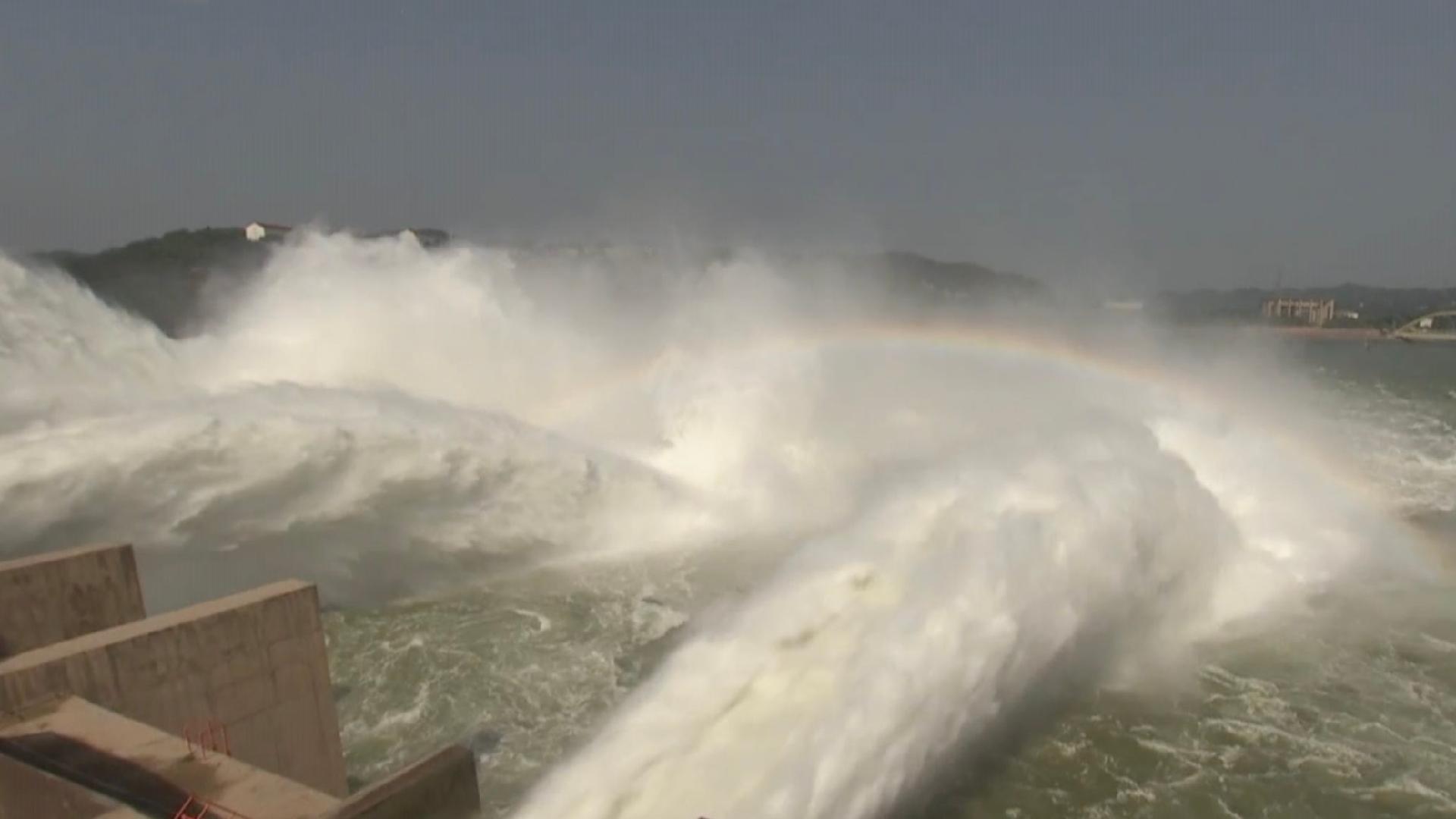 Xiaolangdi Reservoir Dam on Yellow River discharges water - CGTN