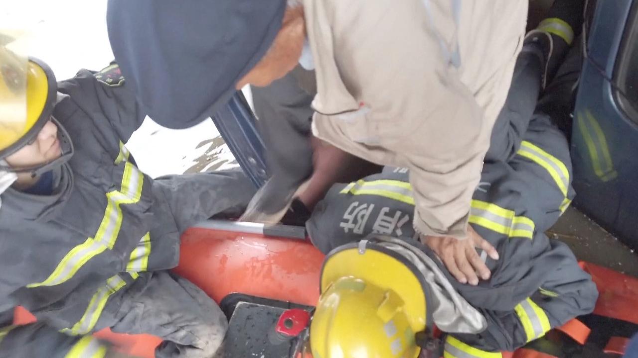 Firefighter turns himself into a human bridge to rescue residents - CGTN