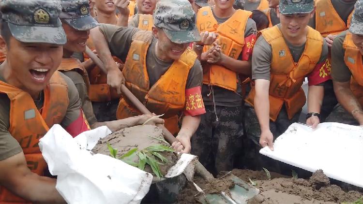 Chinese soldiers celebrate birthday amid battle against floods - CGTN