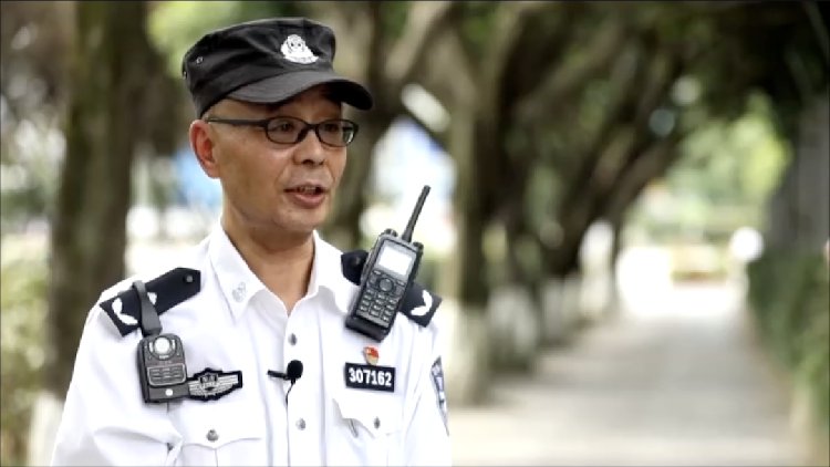 A 60-year-old Chongqing policeman takes his last shift - CGTN