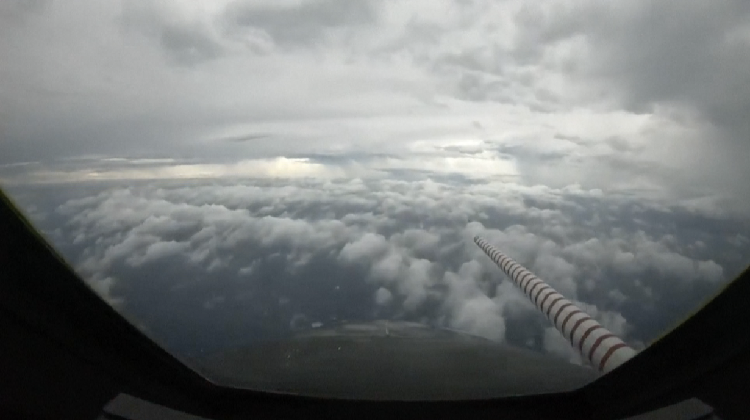 Aerial images of plane as it passes through the eye of Hurricane Laura ...