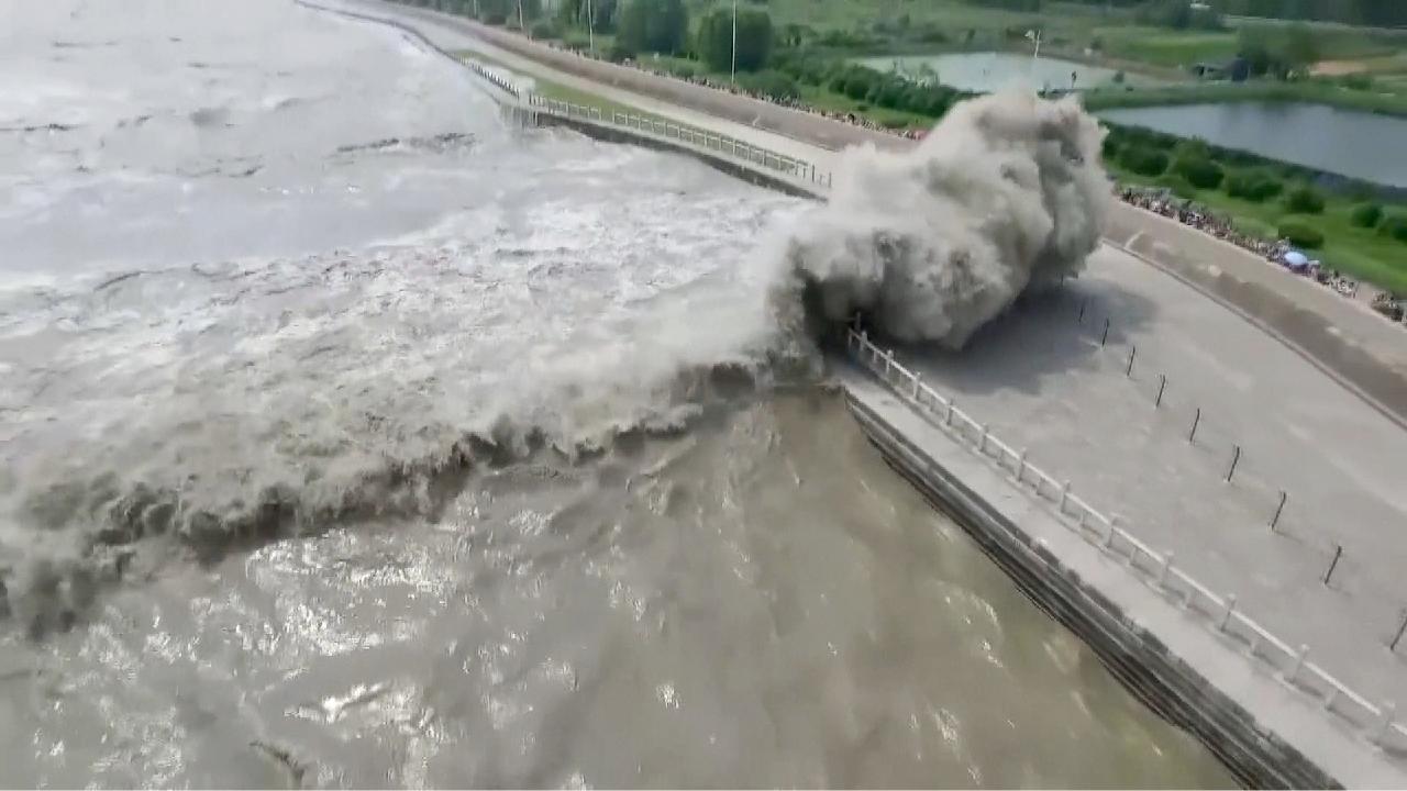 Tidal bores form spectacular river scenes in E China - CGTN