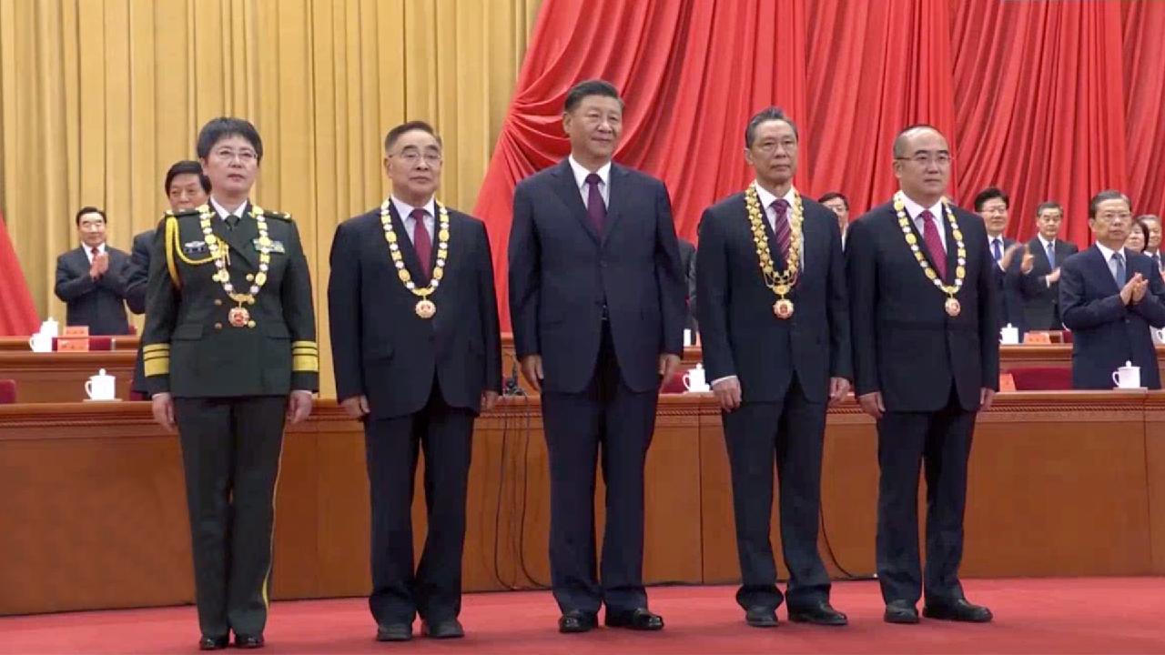 Xi presents medals to role models in China's COVID-19 fight - CGTN