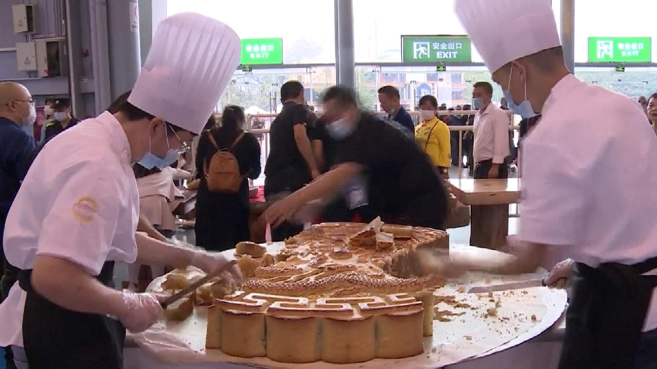 Thousands line up for giant mooncake in SW China - CGTN