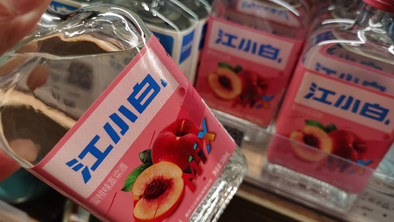 Young Chinese mix alone time with low-alcohol drinks - CGTN