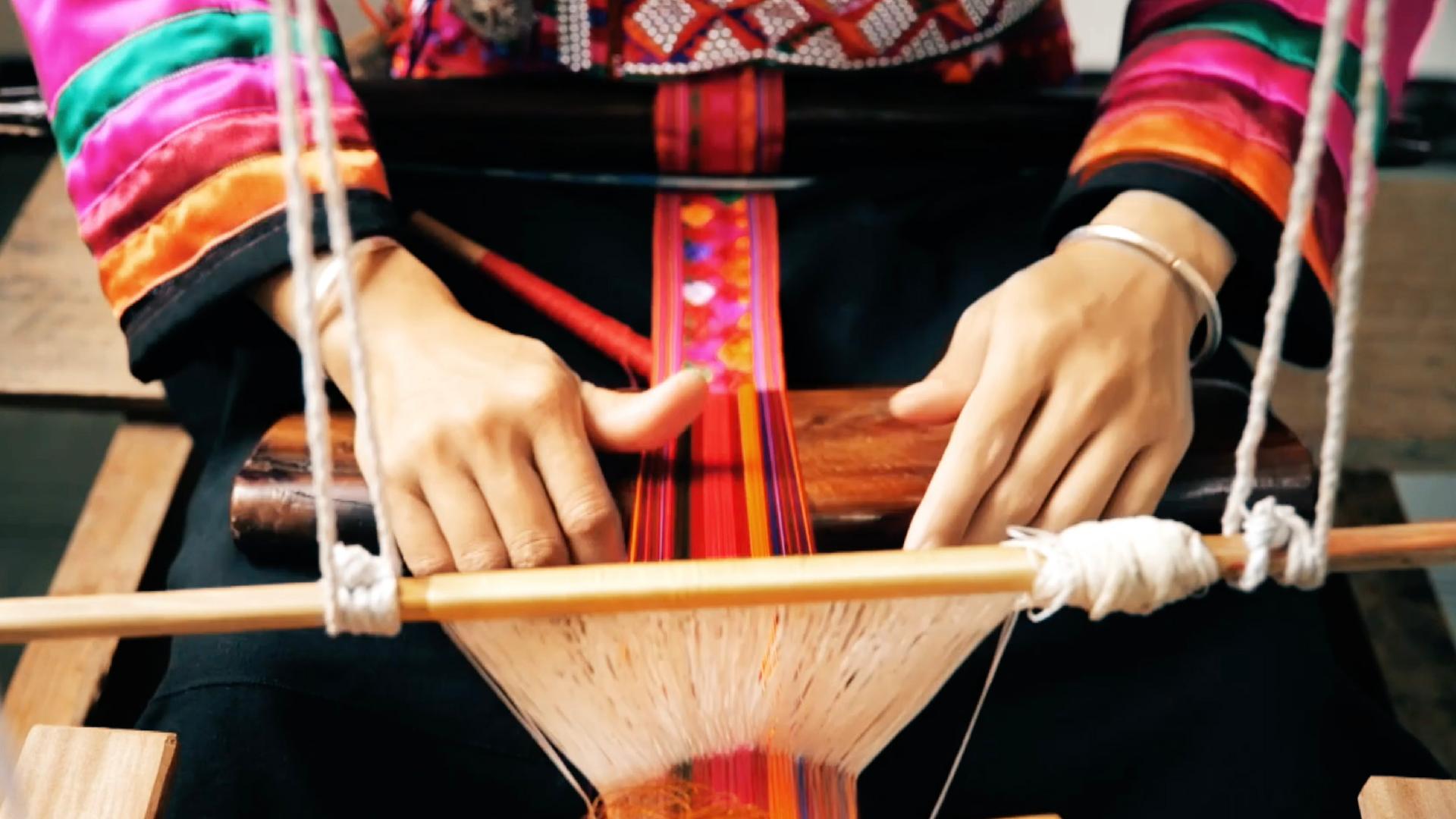 Huayao Dai people's vibrant clothes and skillful weavings - CGTN