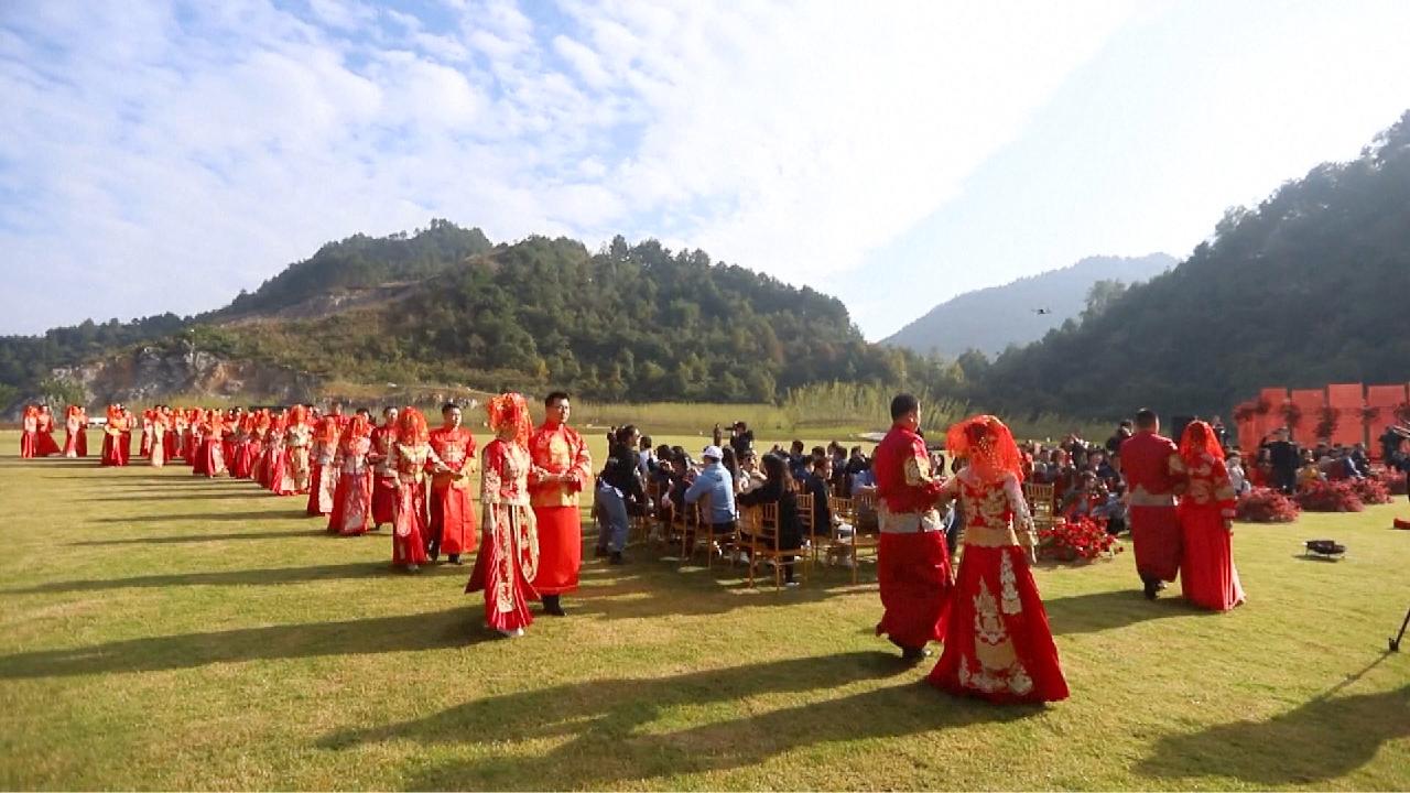 29 couples marry at same time in SW China - CGTN