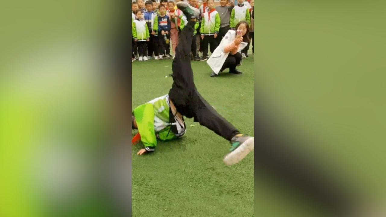Elementary school students offered breakdancing classes in NW China - CGTN