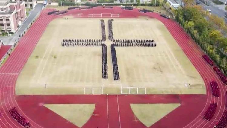 Students form impressive moving snake patterns in exercise session - CGTN