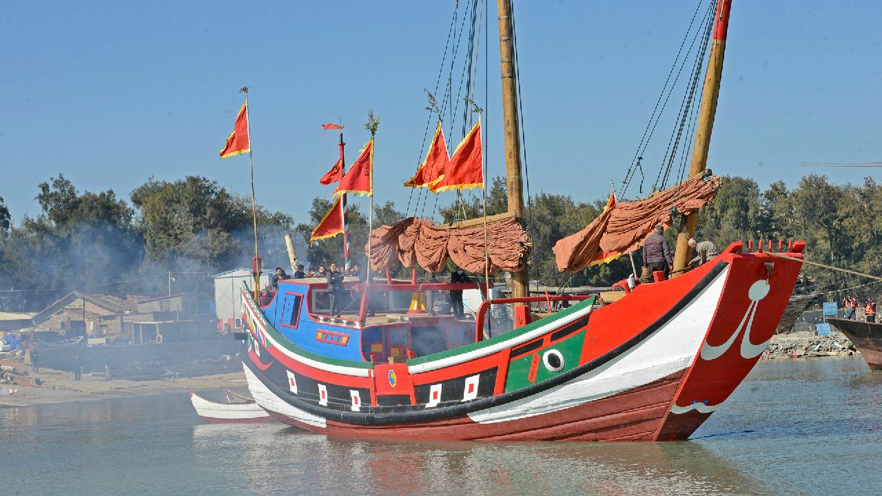 Reconstructed ancient Chinese wooden boat takes trial sail - CGTN
