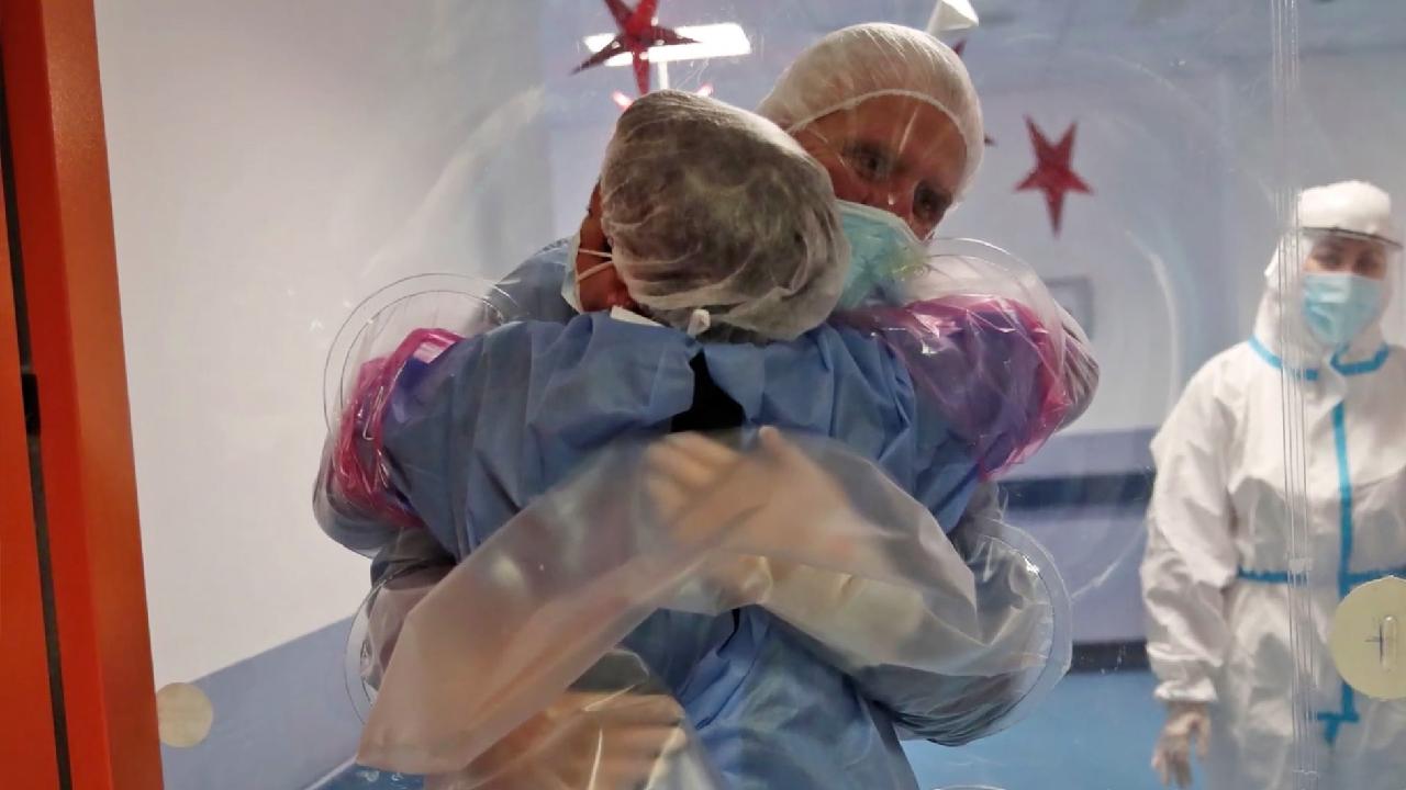 Hospital in Italy provides plastic hug window for COVID-19 patients - CGTN