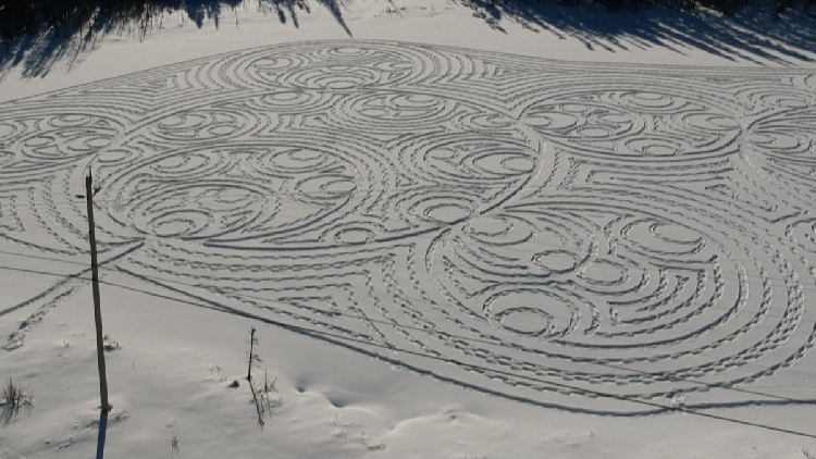 One step at a time: Canadian creates spectacular 'snowshoe art' - CGTN