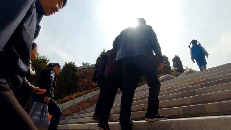 Chinese family keeps tradition of mourning unknown soldier - CGTN