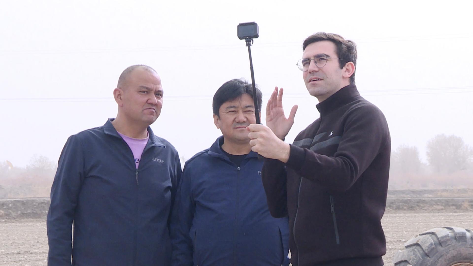 Foreign blogger Raz Galor visits cotton farm in Xinjiang - CGTN