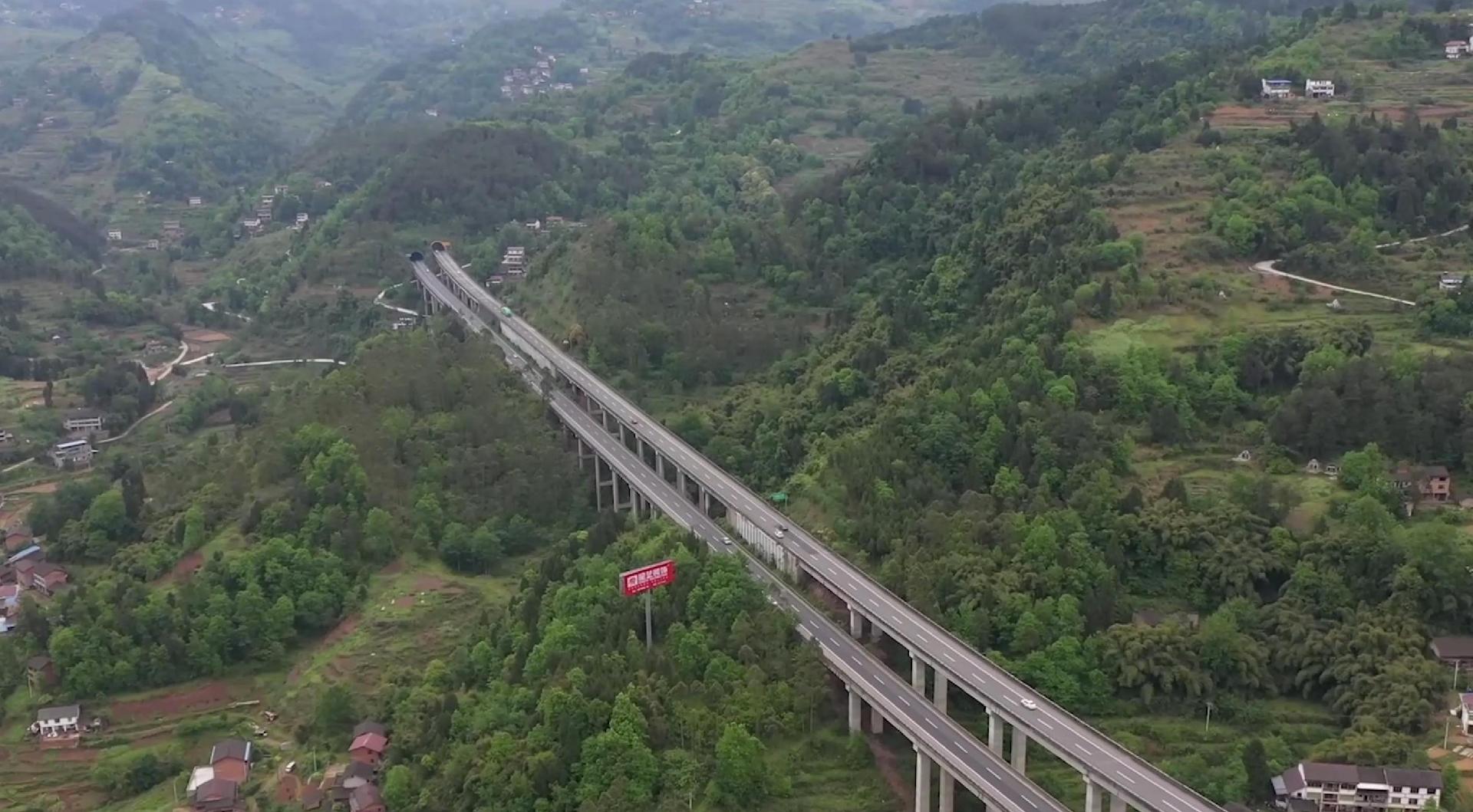 Small town's income grows 8 times with Shanghai-Chongqing Expressway - CGTN