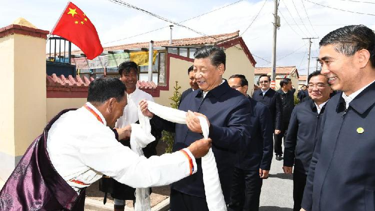 Xi Jinping: 56 ethnic groups make China a happy family - CGTN