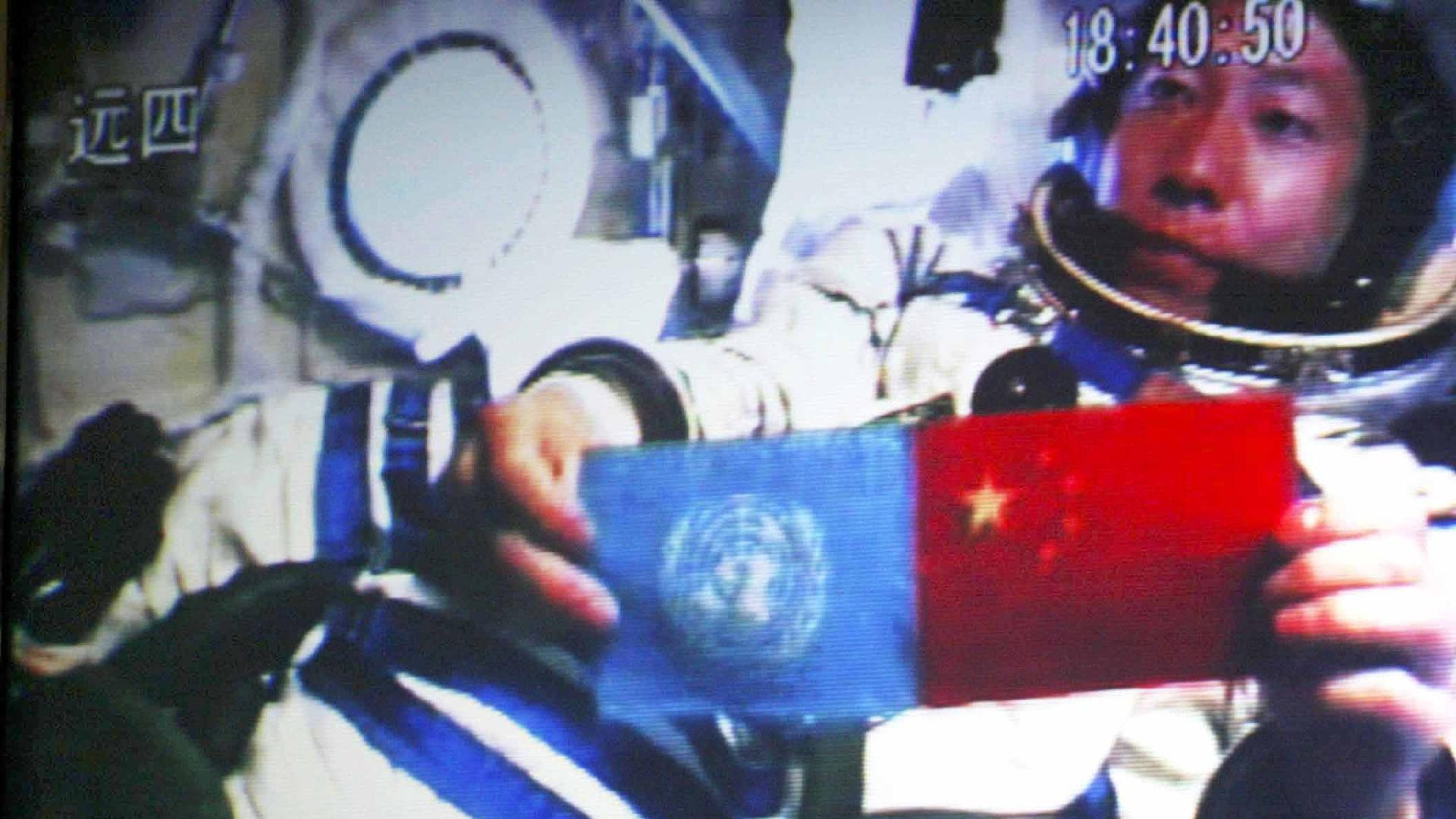 China's first astronaut recalls memories of simulator training - CGTN