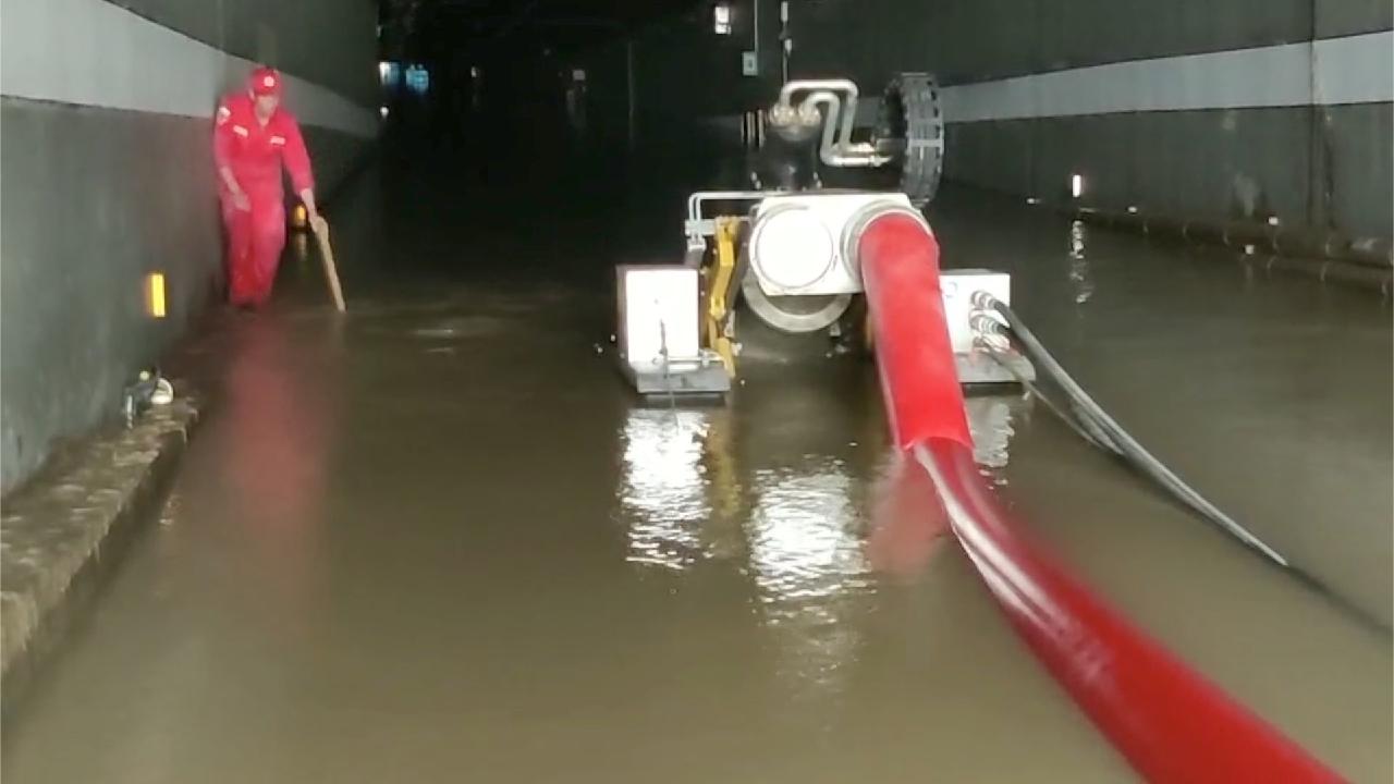 Workers in Zhengzhou partially clear flooded tunnel - CGTN