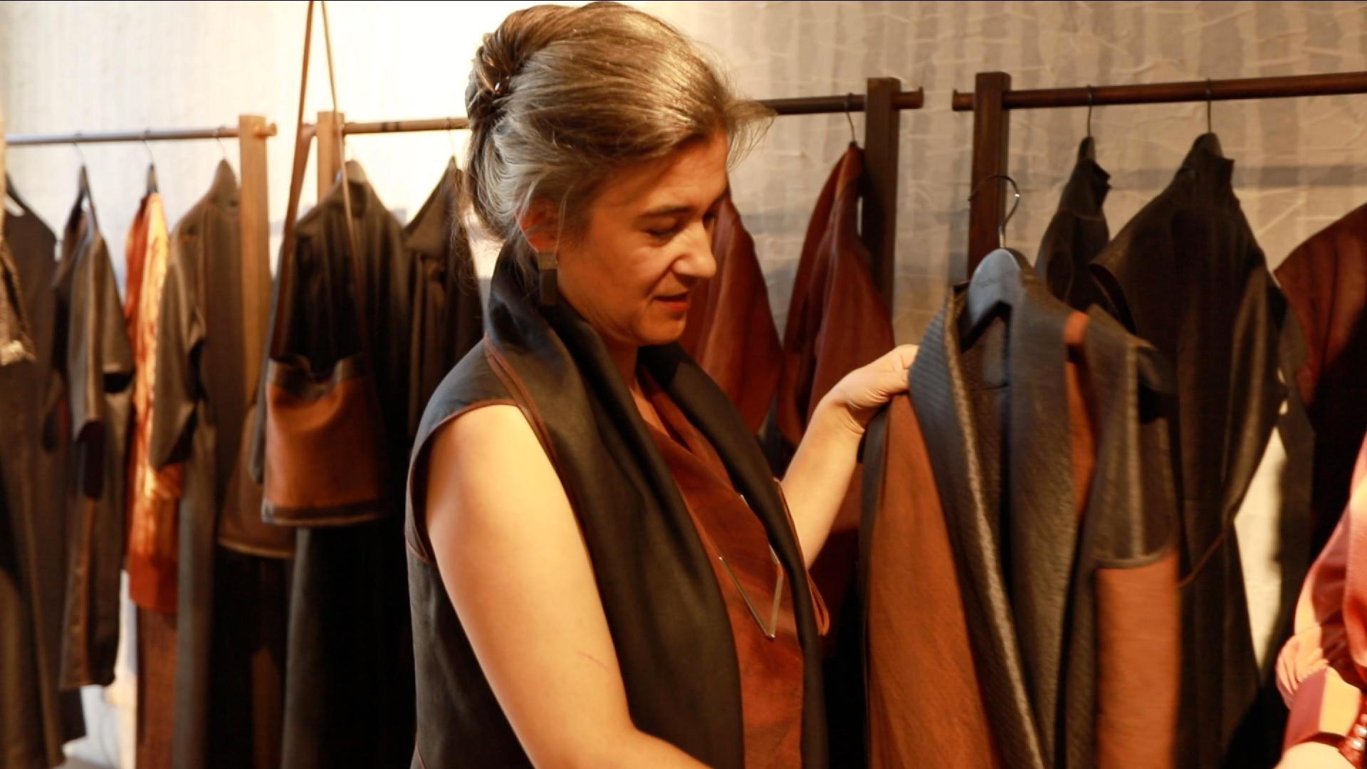 German designer's modern fashion with traditional Chinese textile - CGTN