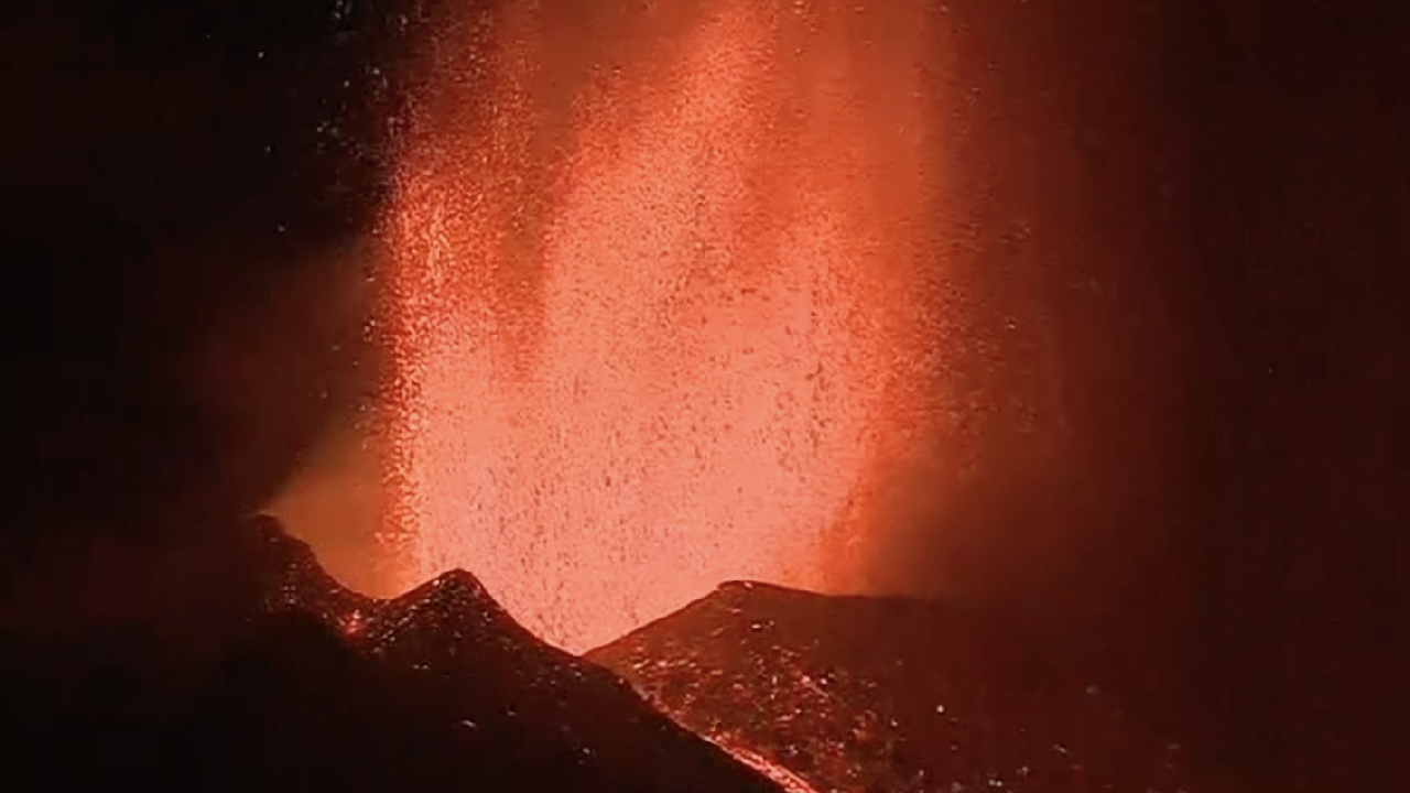 Dramatic pictures of volcanic eruption on Atlantic island - CGTN