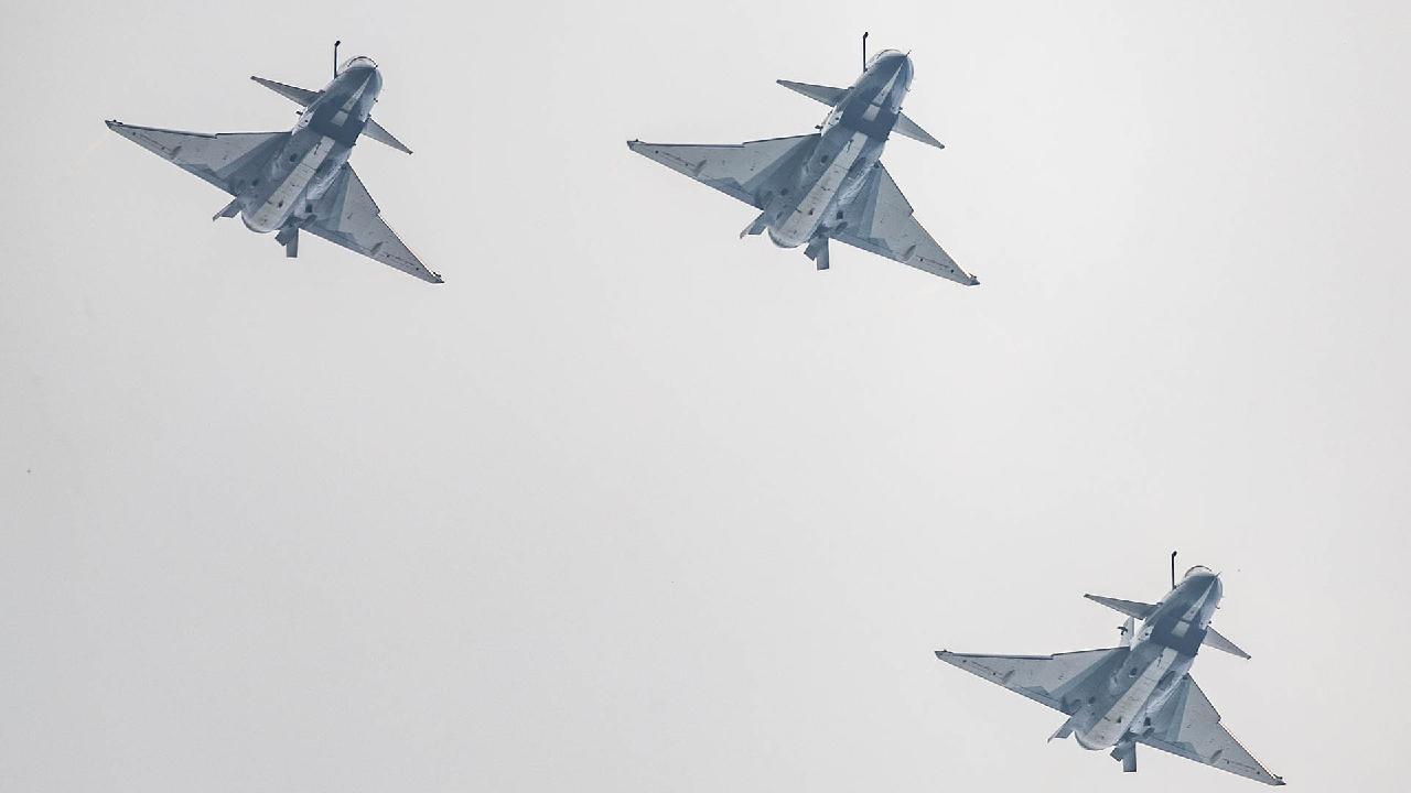 Chinese aerobatic team performs stunts to commemorate fallen heroes - CGTN