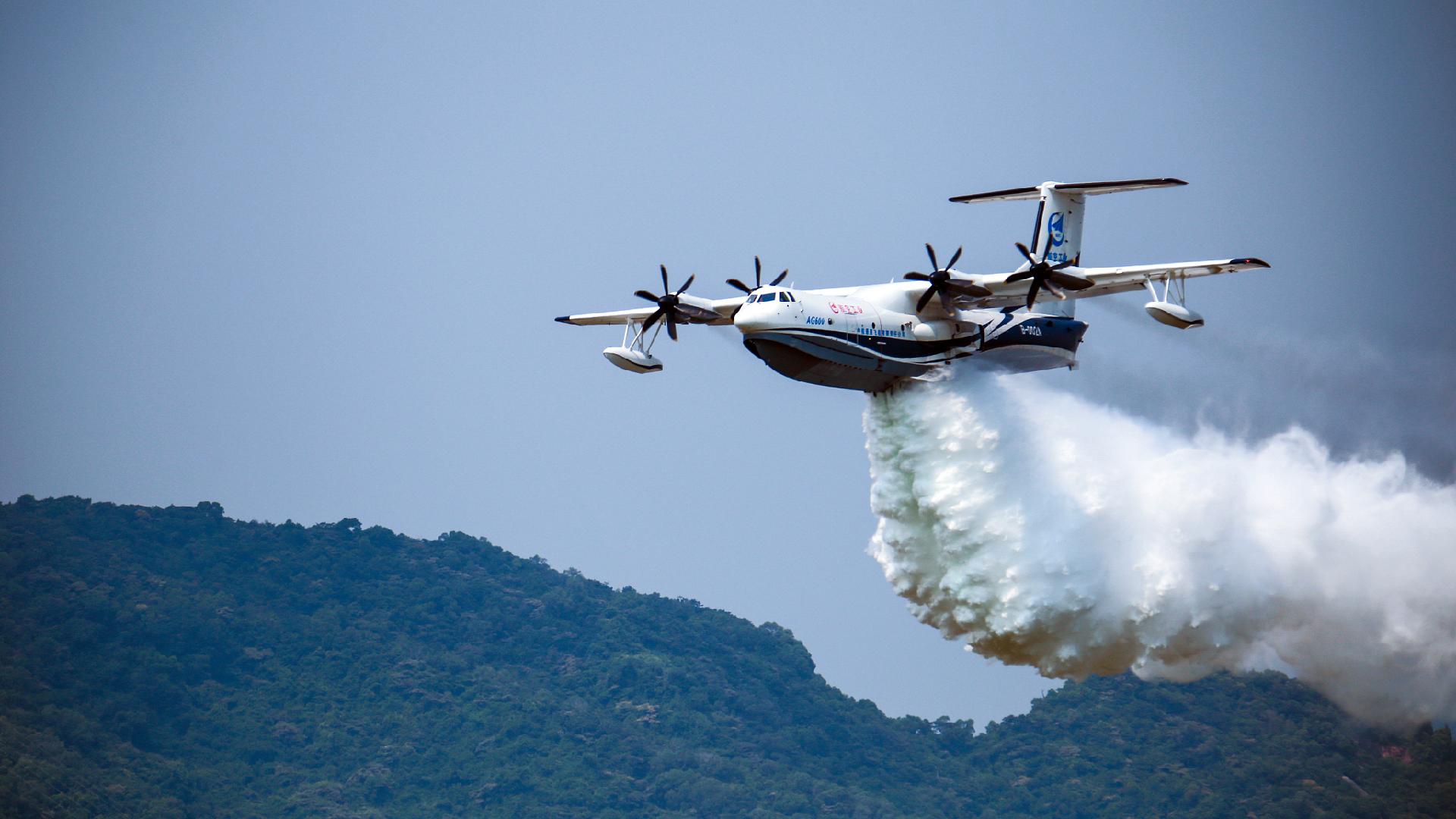 World's largest amphibious plane performs for the first time in Zhuhai ...