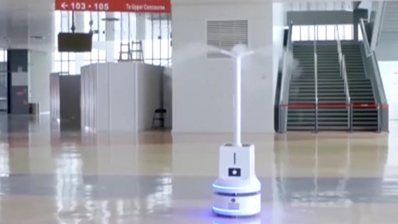Beijing Winter Olympics: Robots help protect people against COVID-19 - CGTN