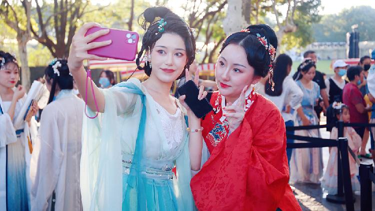 Hanfu revival: Centuries-old traditions make comeback in modern China ...