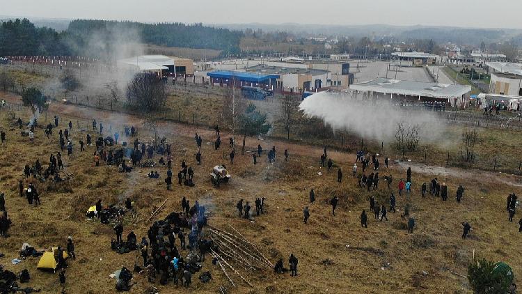 Migrants retreat after confrontation with Polish border guards - CGTN