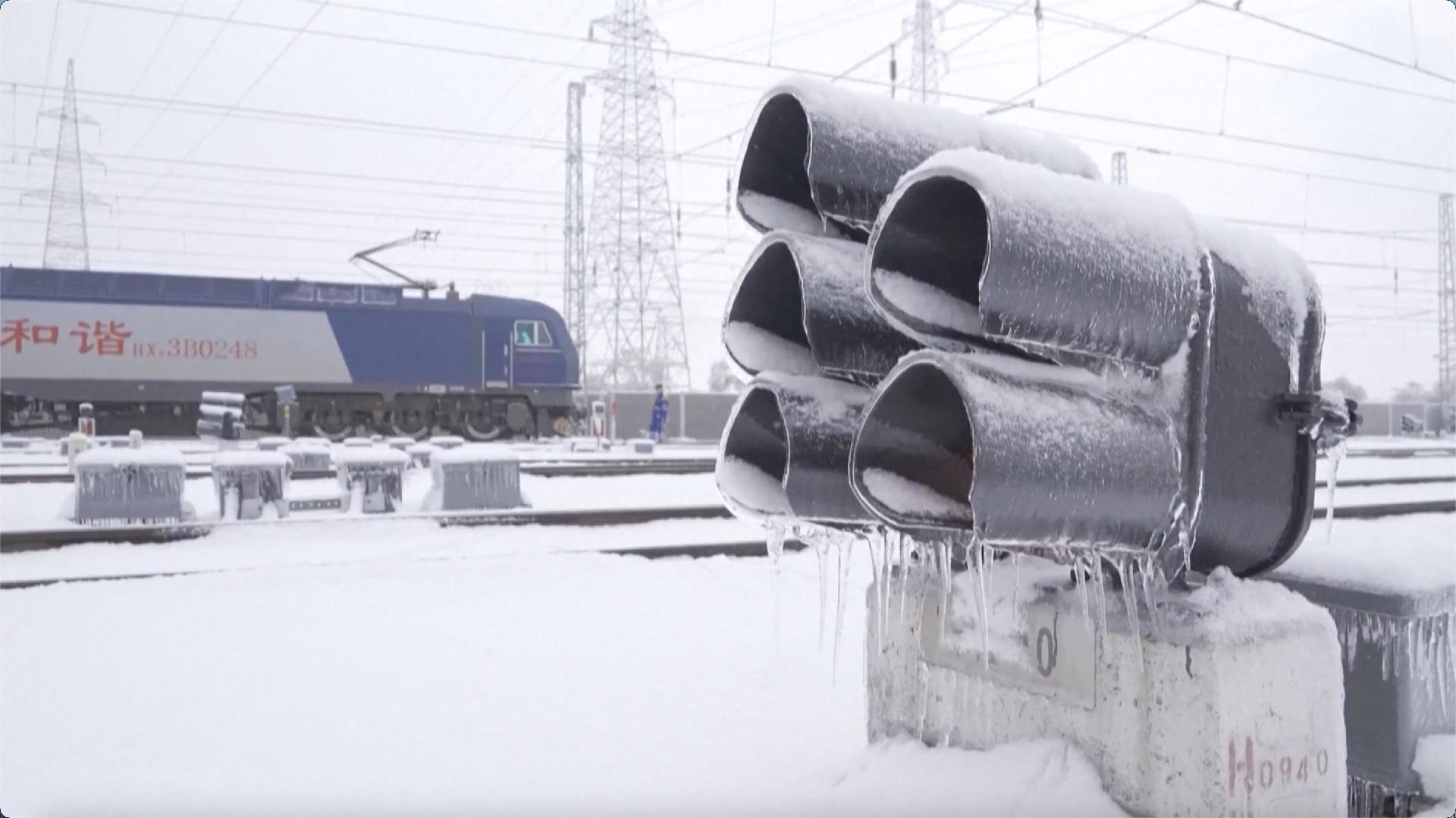 Railway authorities tackle cold wave in northern China - CGTN