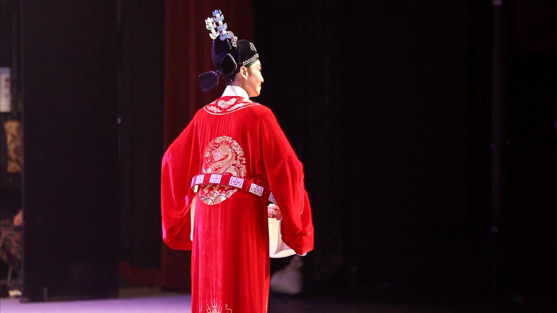 A backstage tour of a Huangmei Opera troupe - CGTN