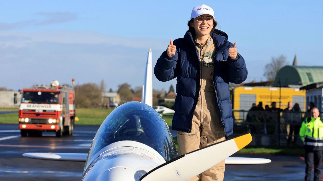19-year-old teen pilot becomes youngest woman to fly solo around world ...