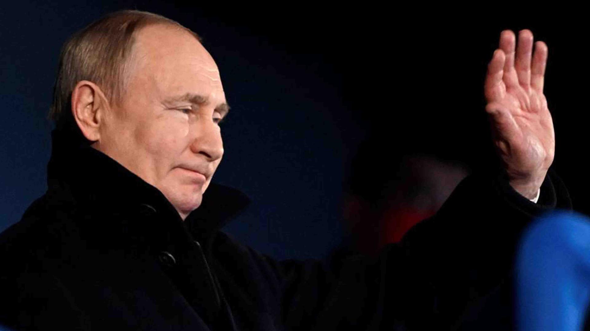Putin waves as Russian Olympic Committee delegation enters Bird's Nest ...