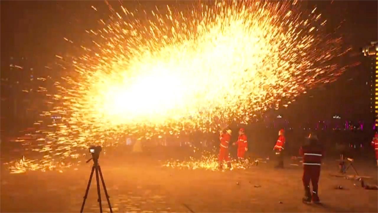 'Beat the iron flower' brings festive magic to NW China's Gansu - CGTN