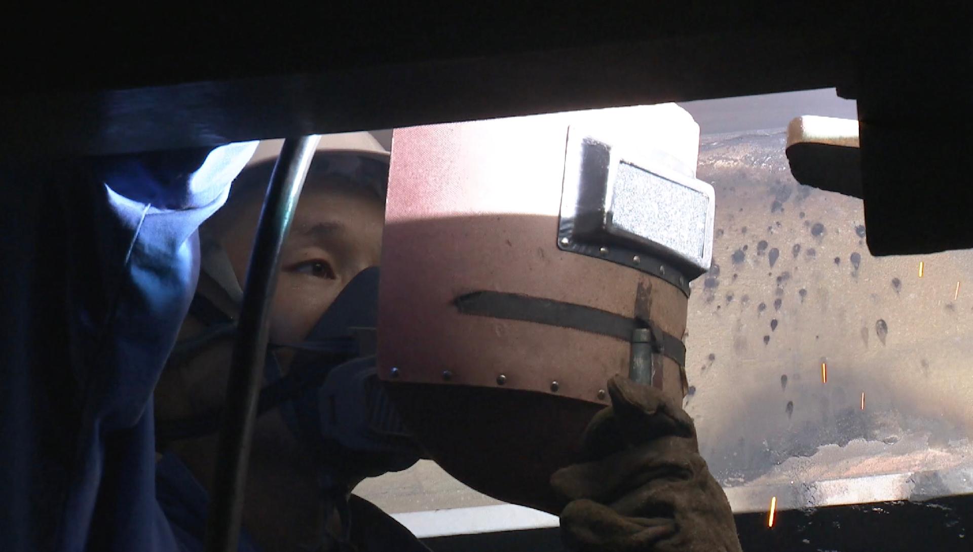 China's model workers: Welders who hold up mega ships - CGTN