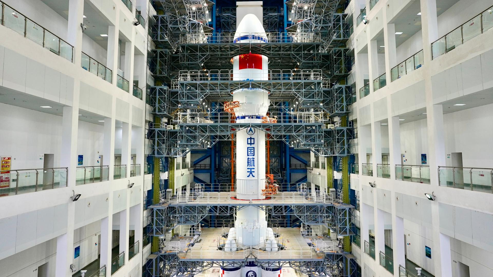 What's inside the Long March-7 carrier rockets assembly building? - CGTN