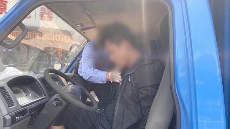 Police help rescue unconscious driver in south China - CGTN