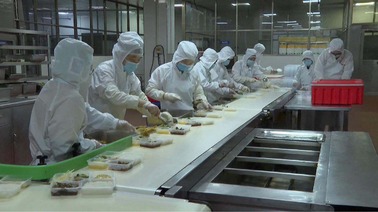 Shanghai chefs work around the clock to secure food supply - CGTN