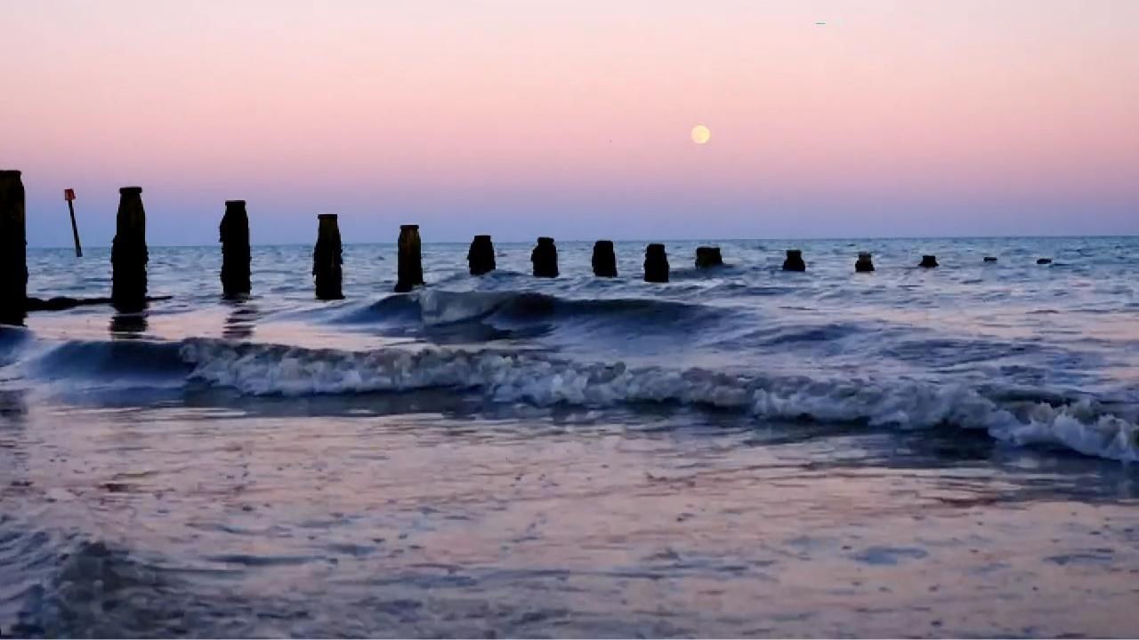 Strawberry supermoon spotted on West Sussex beach - CGTN