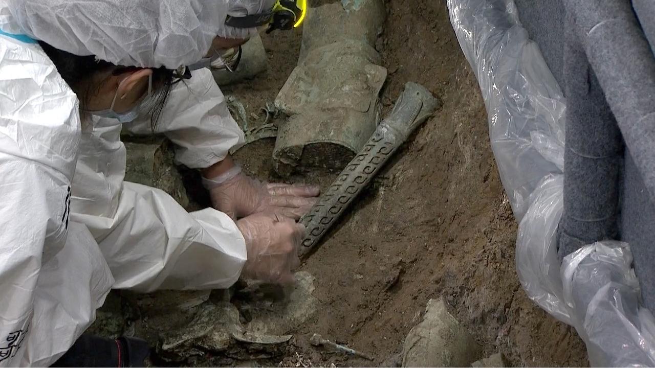 Bronze winged snake, scepter unearthed from China's Sanxingdui Ruins - CGTN