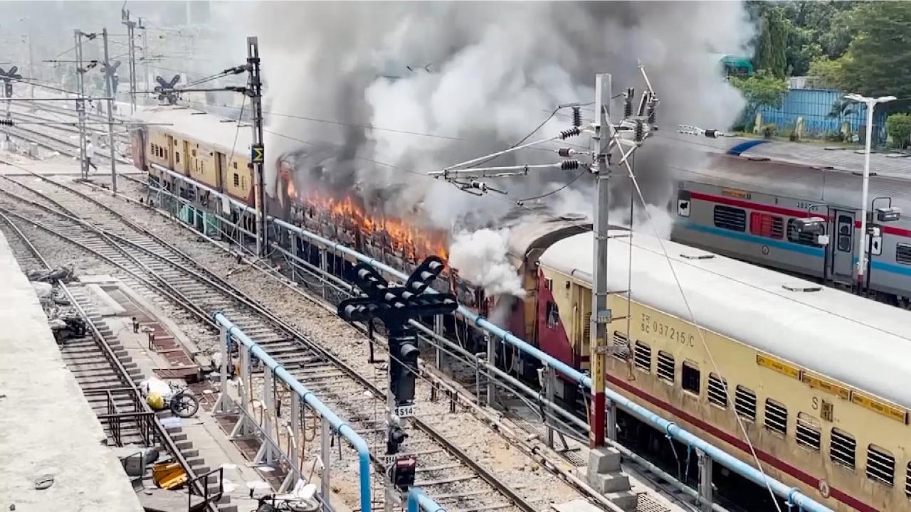 Indian protesters set trains ablaze over military hiring plan - CGTN