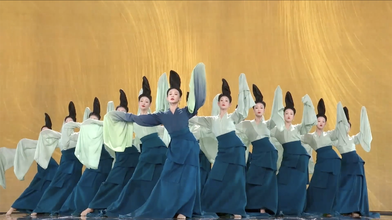 Chinese youth fascinated by Han clothing, poetic dance, costume dramas ...