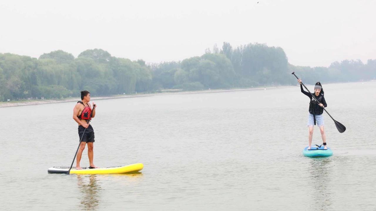 Stand-up paddle boarding gains popularity in Beijing - CGTN Stand-up paddle boarding gains popularity in Beijing - CGTN