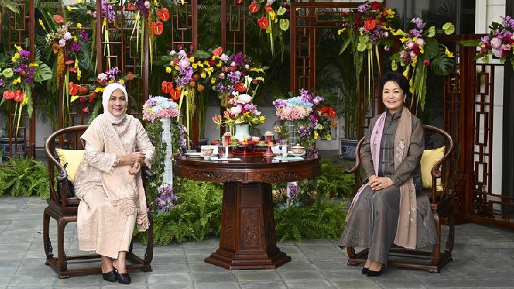 Peng Liyuan hosts Indonesian First Lady Iriana Joko Widodo - CGTN