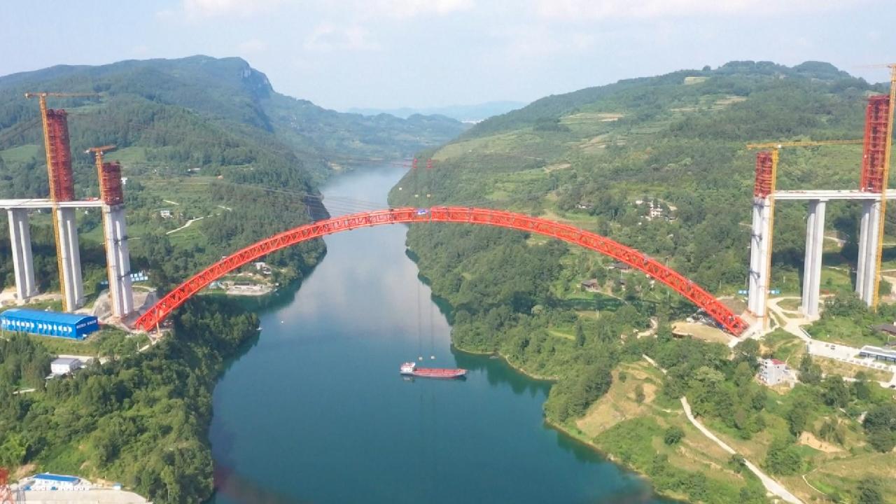 504m-wide arch for largest bridge of its type installed in Guizhou - CGTN